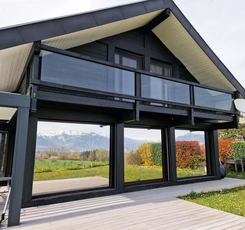 POSE D'UN FILM OCCULTANT SUR LES VITRES DE CETTE MAISON EN HAUTE-SAVOIE